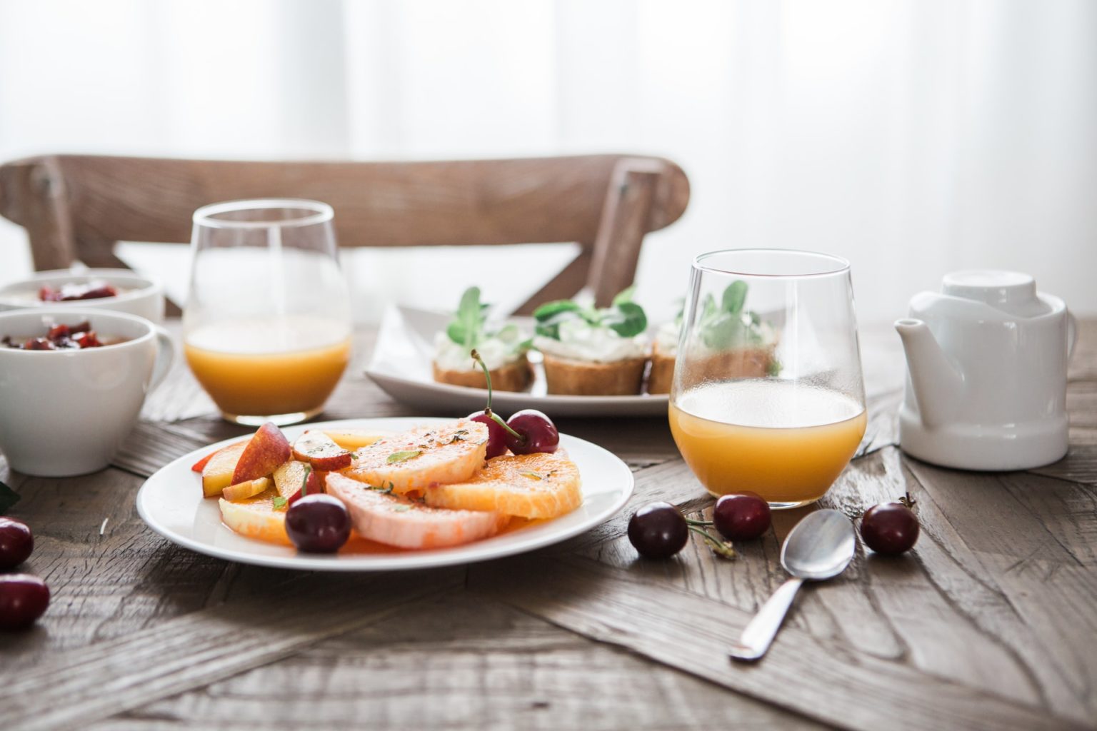 Save Money While Traveling with These Hotel Room Meals - Traveler Master