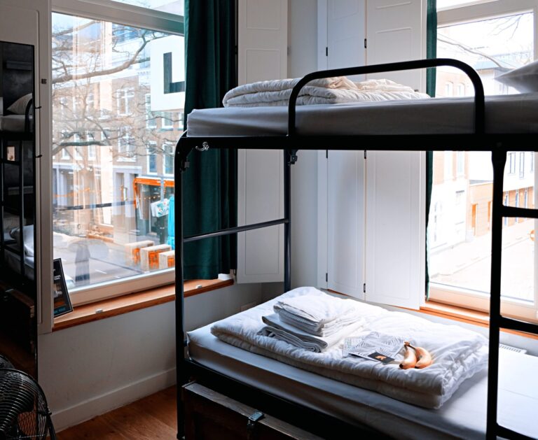 5 Unwritten Rules For Using a Hostel Kitchen - Traveler Master