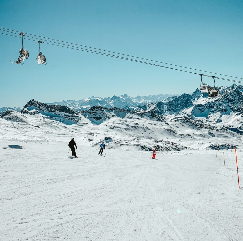 Shred the Slopes: 4 Must-Know Tips for Skiing Newbies - Traveler Master